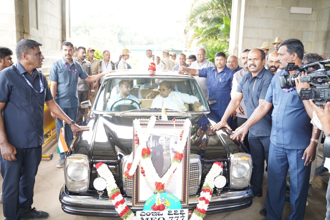 ದೇವರಾಜ ಅರಸು ಅವರ ಜನ್ಮ ದಿನಾಚರಣೆ; ಅರಸು ಅವರ ಕಾರಿನಲ್ಲೇ ವಿಧಾನಸೌಧದ ಸಭಾಂಗಣಕ್ಕೆ ...