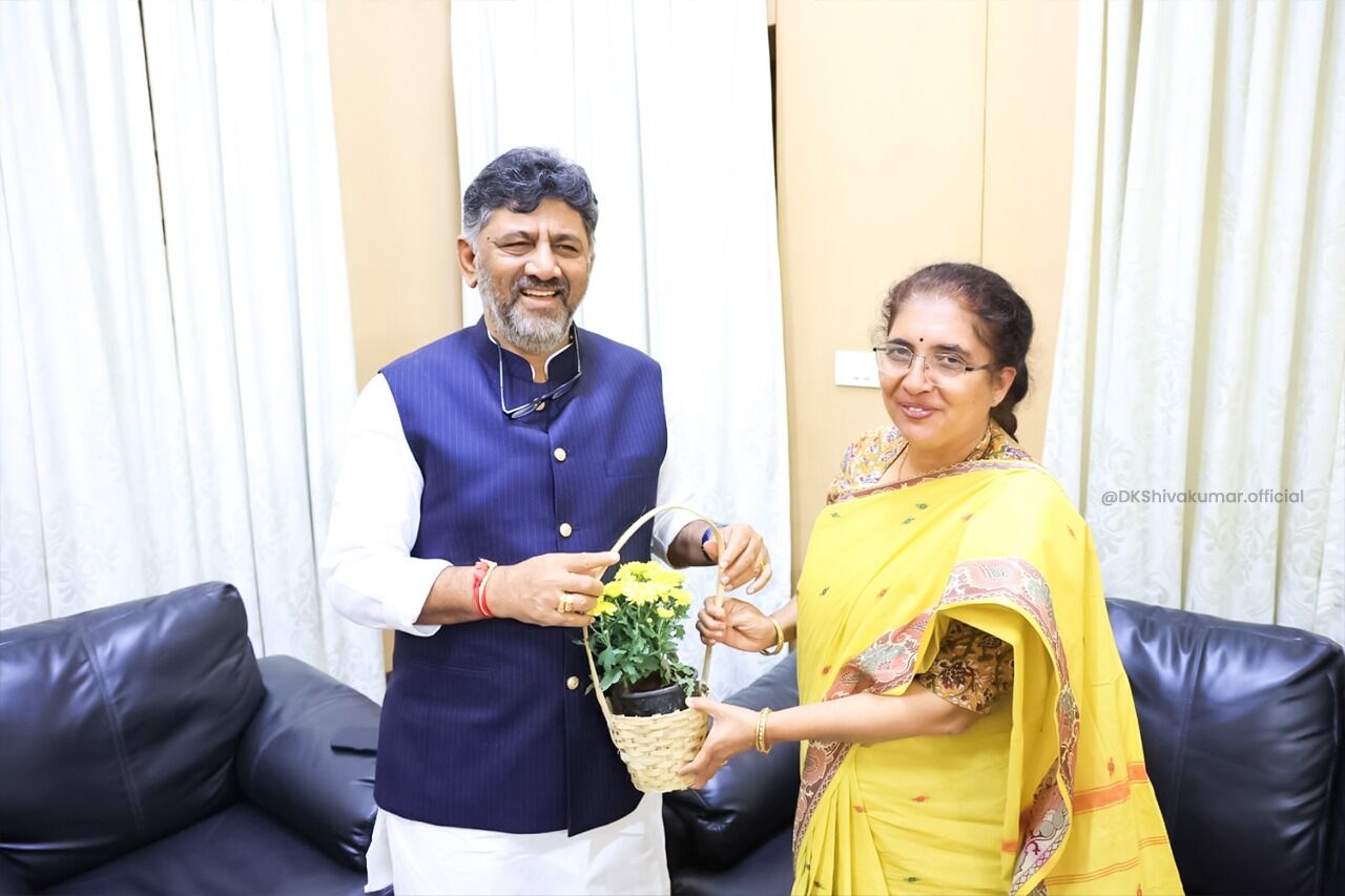 ಕುತೂಹಲ ಮೂಡಿಸಿದ ಡಿ.ಕೆ. ಶಿವಕುಮಾರ್‌ - ಬಿಜೆಪಿ ನಾಯಕಿ ತೇಜಸ್ವಿನಿ ಅನಂತಕುಮಾರ್‌ ಭೇಟಿ | DK Sivakumar - BJP ...