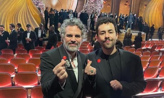 ಗಾಝಾ ಕದನ ವಿರಾಮ ಬೆಂಬಲಿಸಿ ಕೆಂಪು ಪಿನ್‌ ಧರಿಸಿದ್ದ ಹಾಲಿವುಡ್ ತಾರೆಯರಾದ ಬಿಲ್ಲಿ ಐಲಿಶ್, ಮಾರ್ಕ್ ರಫೆಲೊ ಗೆ ...