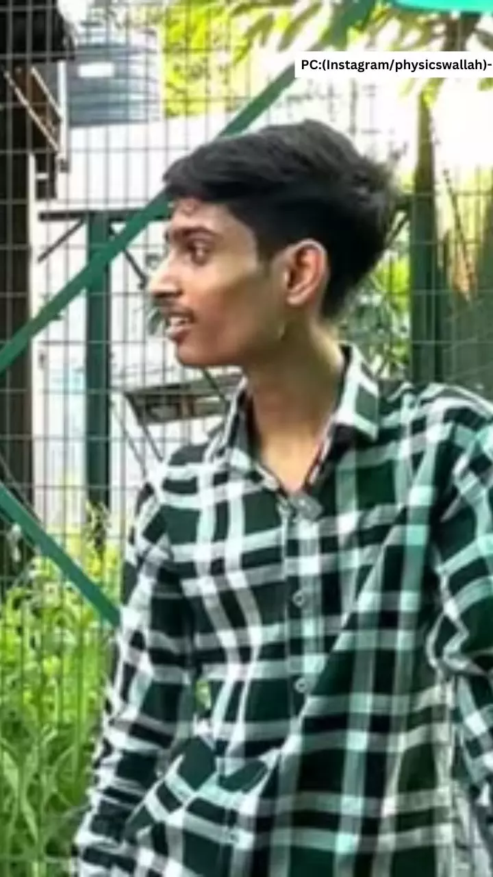 A young man selling samosas who is all set to become a doctor