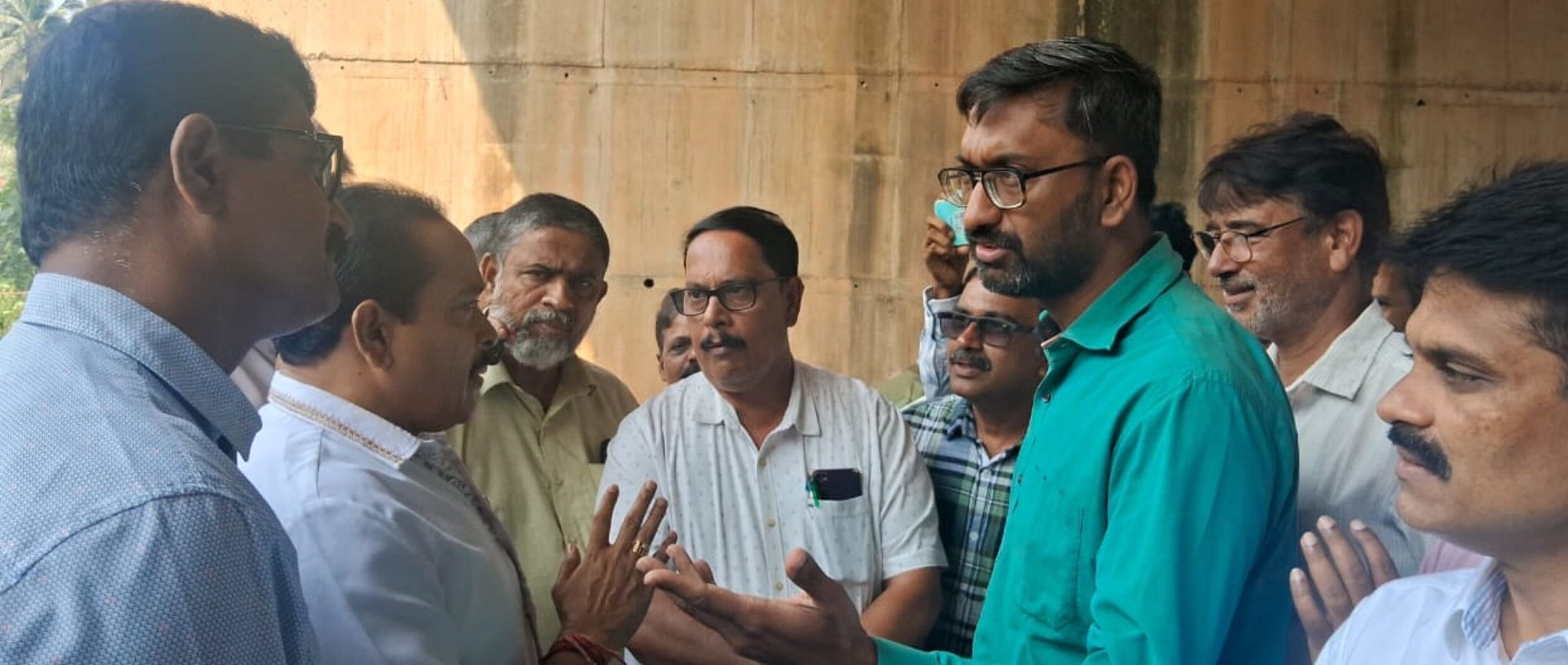 ಹೈದರಾಬಾದ್‌ ನಿಂದ ತಂದು ನಟ್ಟಿರುವ ಗಿಡವನ್ನು ಕಿತ್ತೊಯ್ಯಬೇಡಿ: ಸಾರ್ವಜನಿಕರಲ್ಲಿ ...