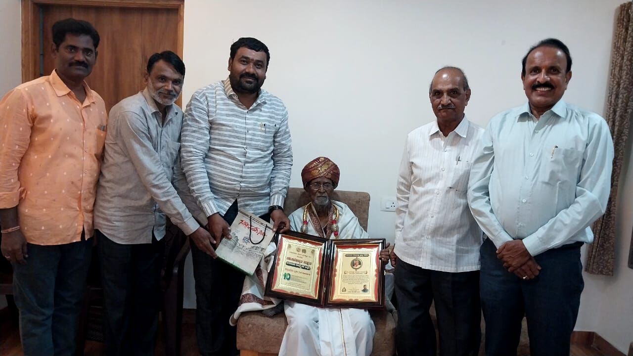 ಕಲಬುರಗಿ | ಮಹಾದೇವಪ್ಪ ಕಡೇಚೂರ್ ಗೆ ʼಸಗರನಾಡು ರತ್ನʼ ಪ್ರಶಸ್ತಿ ಪ್ರದಾನ ...