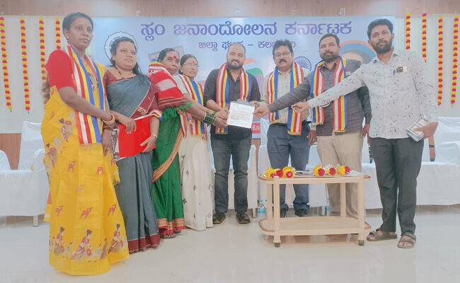 ಕಲಬುರಗಿ | ಸಾಮಾಜಿಕ ನ್ಯಾಯಕ್ಕಾಗಿ ಸ್ಲಂ ಜನರ ಕುಂದುಕೊರತೆಗಳ ಸಭೆ | Kalaburagi ...