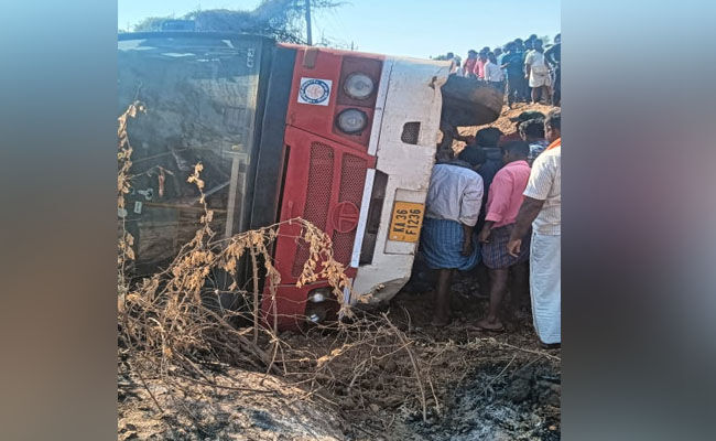 ಕೊಪ್ಪಳ | ಕೆಎಸ್ಸಾರ್ಟಿಸಿ ಬಸ್ ಪಲ್ಟಿ ; 15ಕ್ಕೂ ಹೆಚ್ಚು ಜನರಿಗೆ ಗಾಯ | Koppal | KSRTC bus overturns; More ...