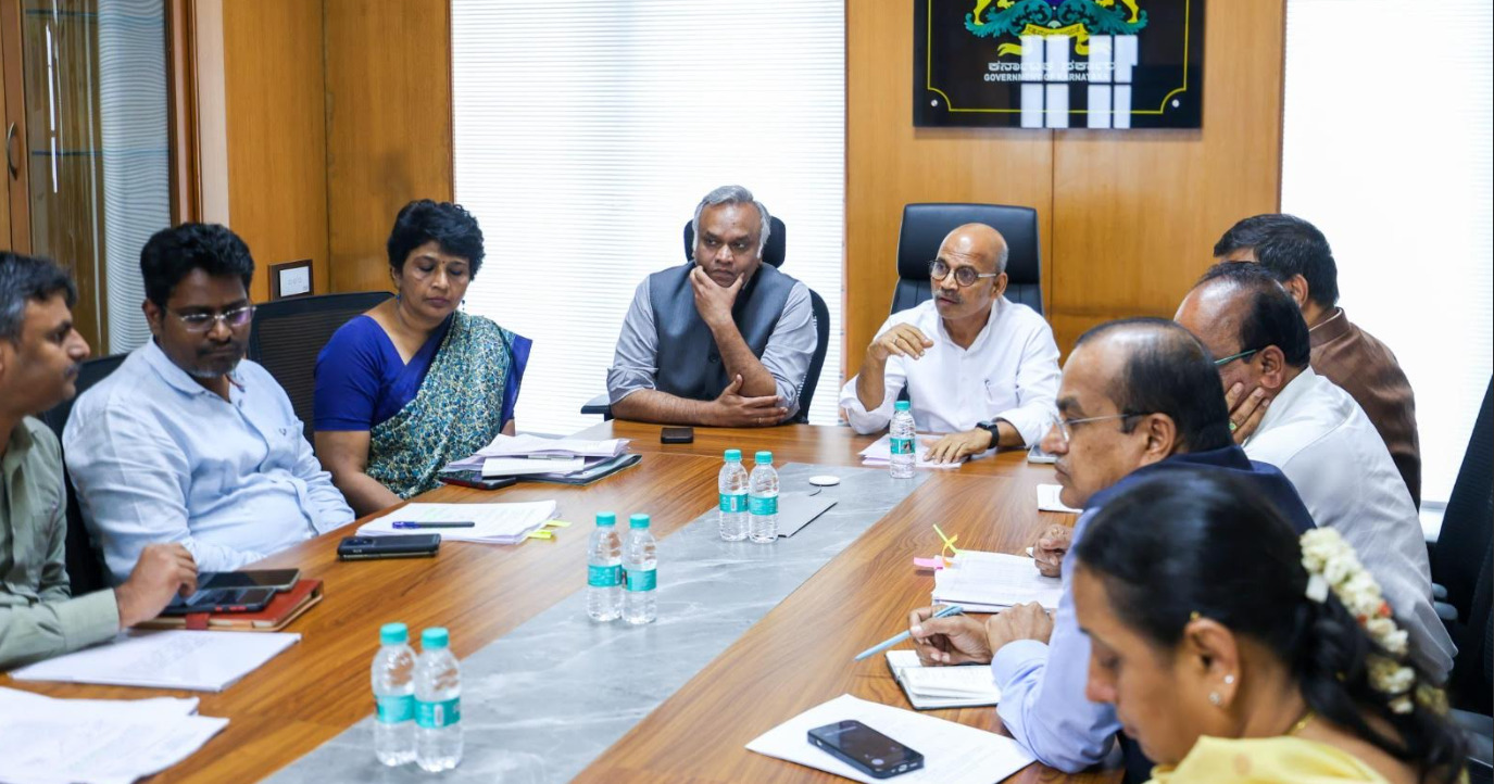 371 ‘ಜೆ’ ಅಡಿ ಹುದ್ದೆಗಳ ಆಯ್ಕೆ ನಿಯಮಾನುಸಾರ ನಡೆಸಿ : ಅಧಿಕಾರಿಗಳಿಗೆ ಪ್ರಿಯಾಂಕ್ ...