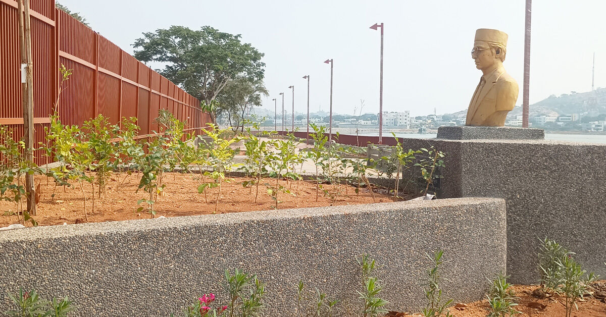 ರಾಯಚೂರು | ಕನ್ನಡ ಧ್ವಜದ ಕಟ್ಟೆ ಧ್ವಂಸ, ಸಾವರ್ಕರ್ ಪ್ರತಿಮೆ ಅಭಿವೃದ್ಧಿ | Raichur ...