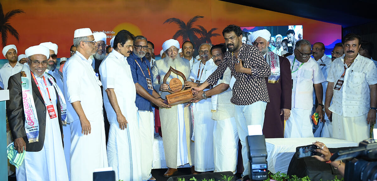 ಎ.ಪಿ. ಉಸ್ತಾದ್‌ರಿಗೆ ʼಶ್ರೀನಾರಾಯಣ ಗುರು ಸಾಹೋದರ್ಯʼ ಪ್ರಶಸ್ತಿ ಪ್ರದಾನ | A.P ...